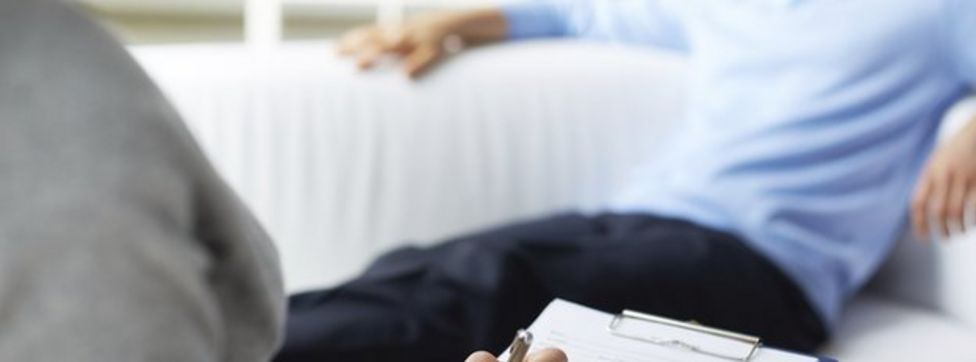 Dental phobia patients 'benefit from talking therapy' - research - BBC News