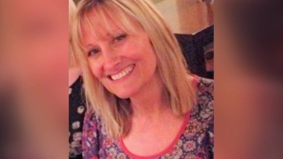 Pilot Andrew McIntosh jailed for killing wife - BBC News