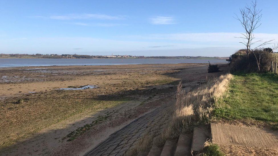 Four children rescued from Wrabness mudflats as tide comes in - BBC News