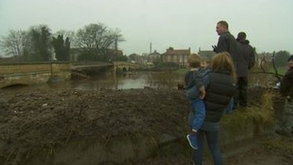 Flood-hit Tadcaster bridge opens to reunite town - BBC News