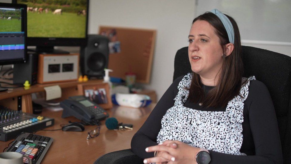 Gweithio hybrid yn hwb, ond rhybudd am orweithio - BBC Cymru Fyw