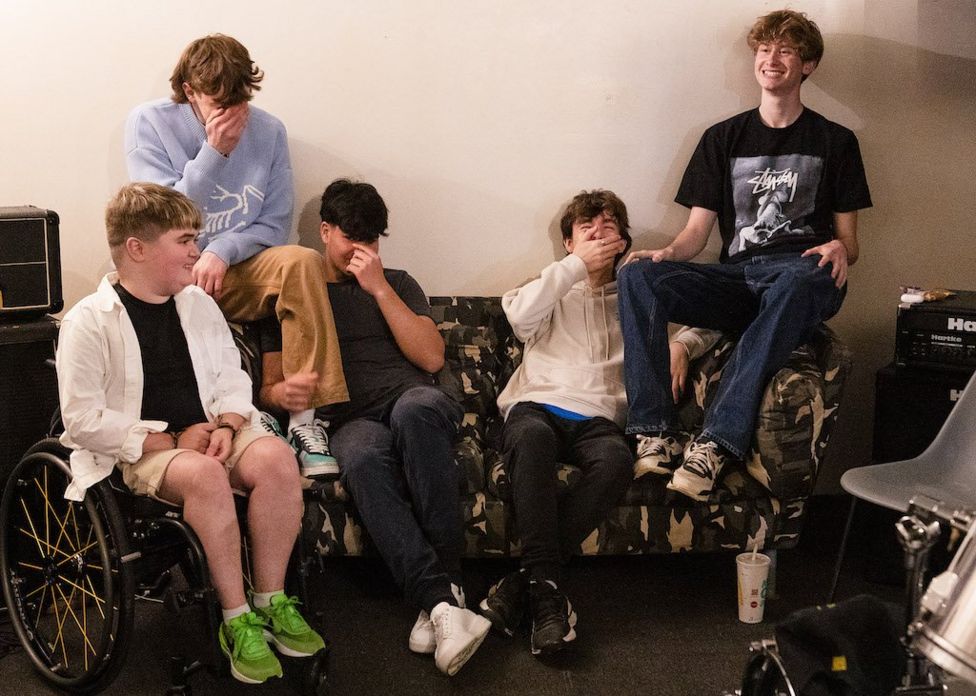 'My muscle condition won't stop me playing Glastonbury' - BBC News