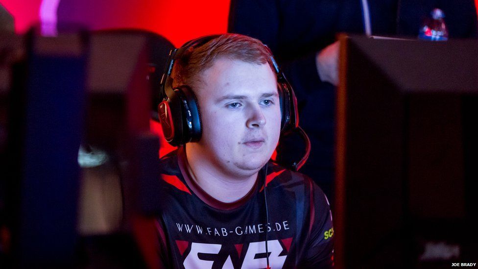 Why eSports are gaining millions of players every year - BBC News