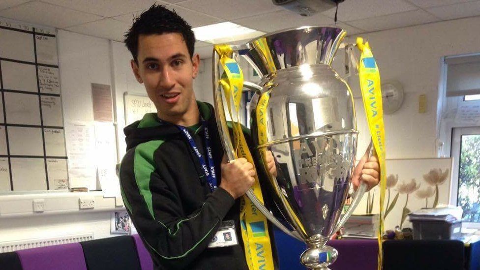 Manager of unbeaten school team applies for England job - BBC News