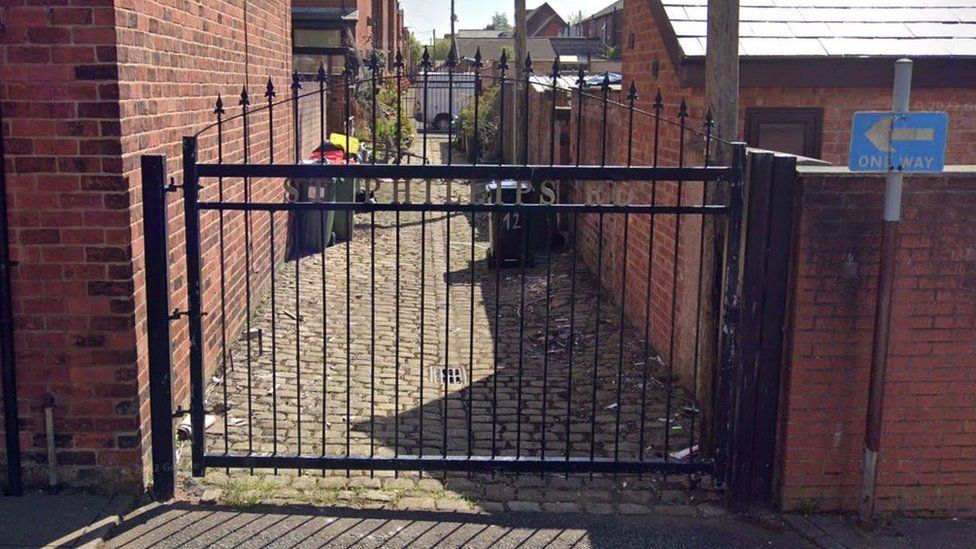 Preston alley gates should stay, residents say - BBC News
