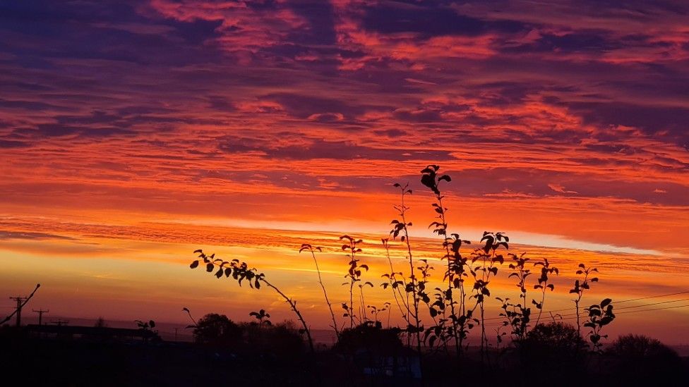 Spectacular sunrises snapped over East Midlands - BBC News