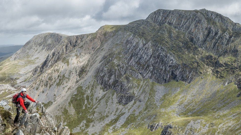 Cader Idris: Drunk men rescued from mountain - BBC News