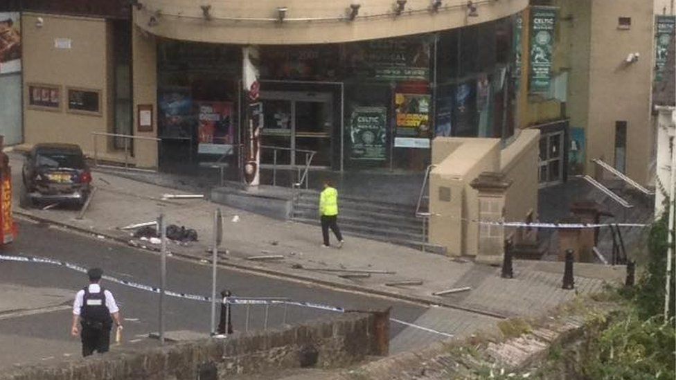 Derry: Runaway lorry crashes into Foyleside Shopping Centre - BBC News