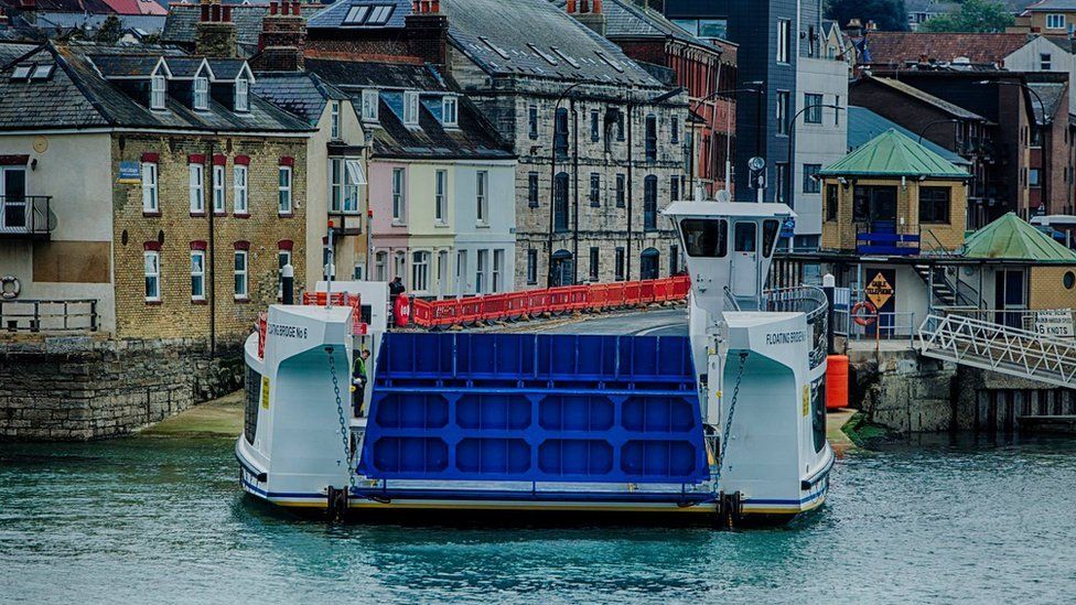 New Cowes 'floating bridge' ferry enters service - BBC News