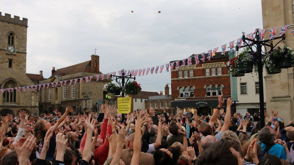 Thousands mark Queen's 90th at Abingdon bun-throw - BBC News
