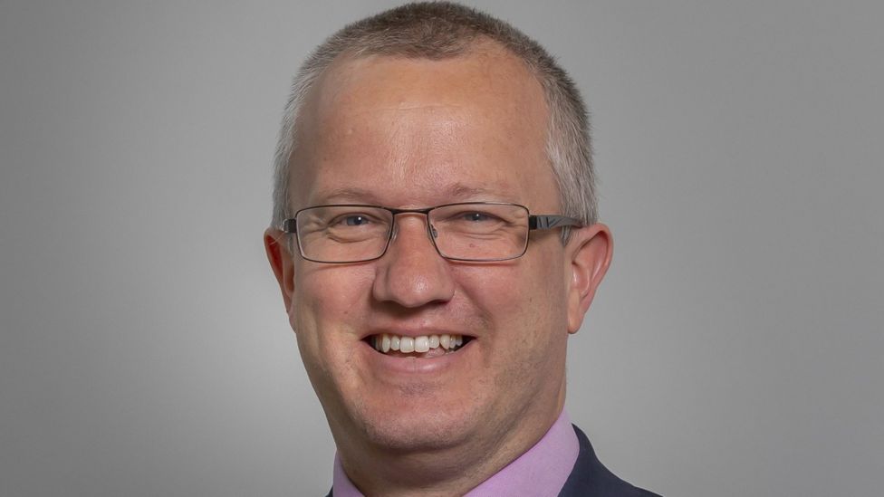 Prifysgol Aberystwyth: 'Hyd at 200 o swyddi' dan fygythiad - BBC Cymru Fyw