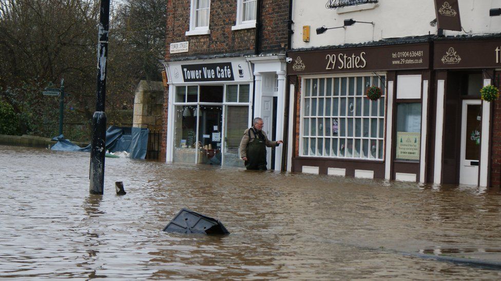In pictures: UK flooding continues - BBC News