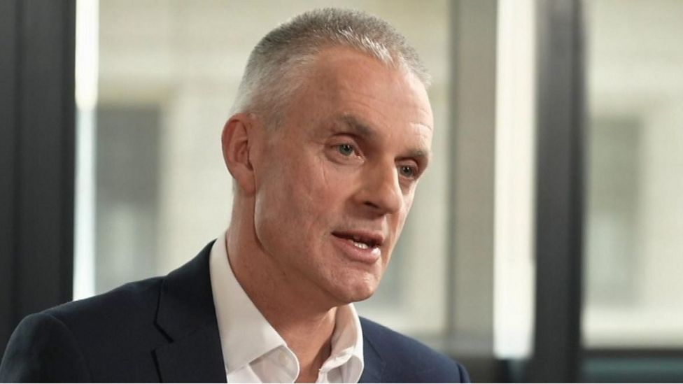 Lineker thought he had special BBC Twitter agreement - agent - BBC News