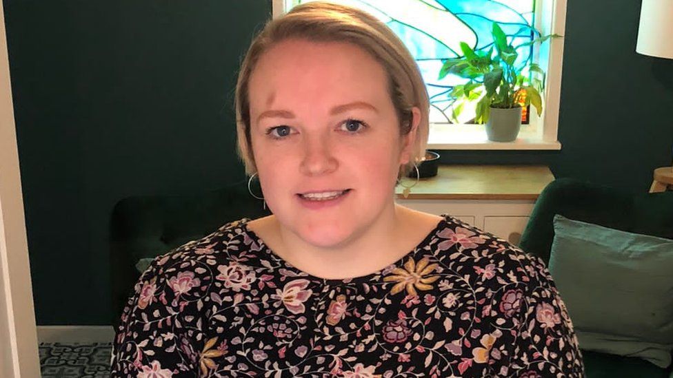 Manon Williams: 'Mae'n bwysig siarad am farwolaeth' - BBC Cymru Fyw