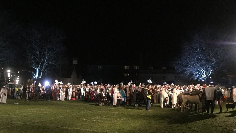 Calne Nativity: Town claims world record for largest gathering - BBC News
