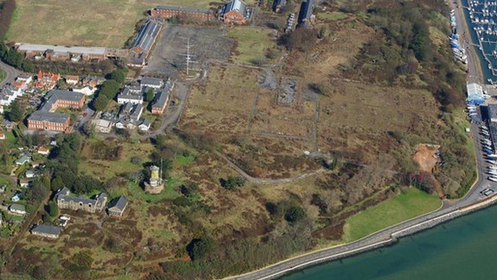 HMS Ganges: Bid to save 'architectural gem' swimming pool - BBC News