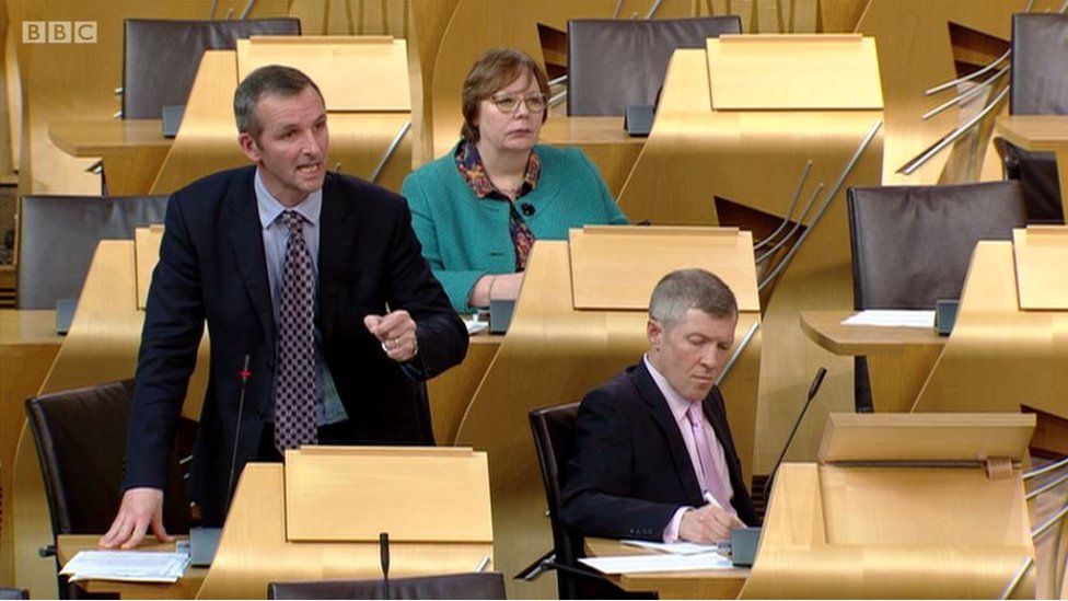 Lib Dems propose Scottish income tax rise to fund education - BBC News