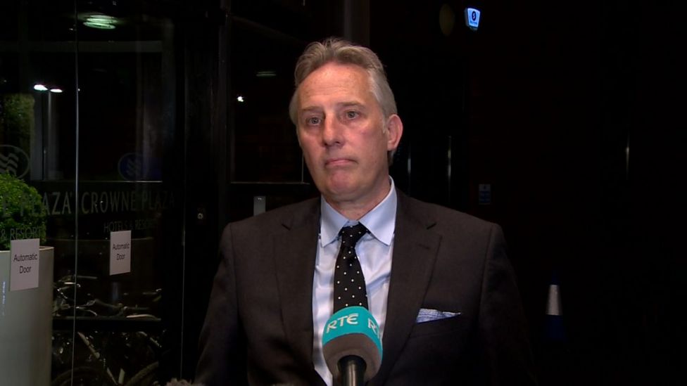 DUP leadership: Party hangs out its dirty laundry in public - BBC News