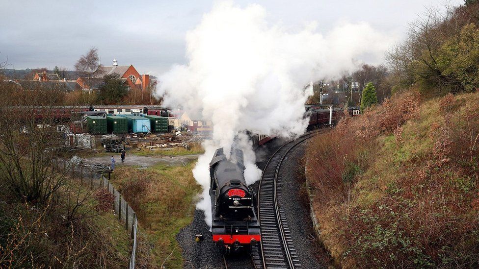 In Pictures: Flying Scotsman returns to tracks for tests - BBC News