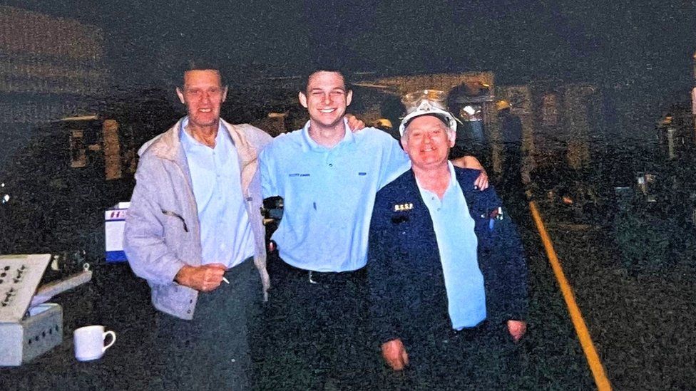 Shotton steelworks: Former apprentice helps restore building - BBC News