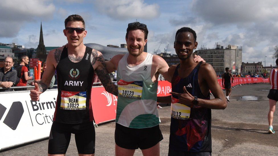 Thousands take part in Great Birmingham Run - BBC News