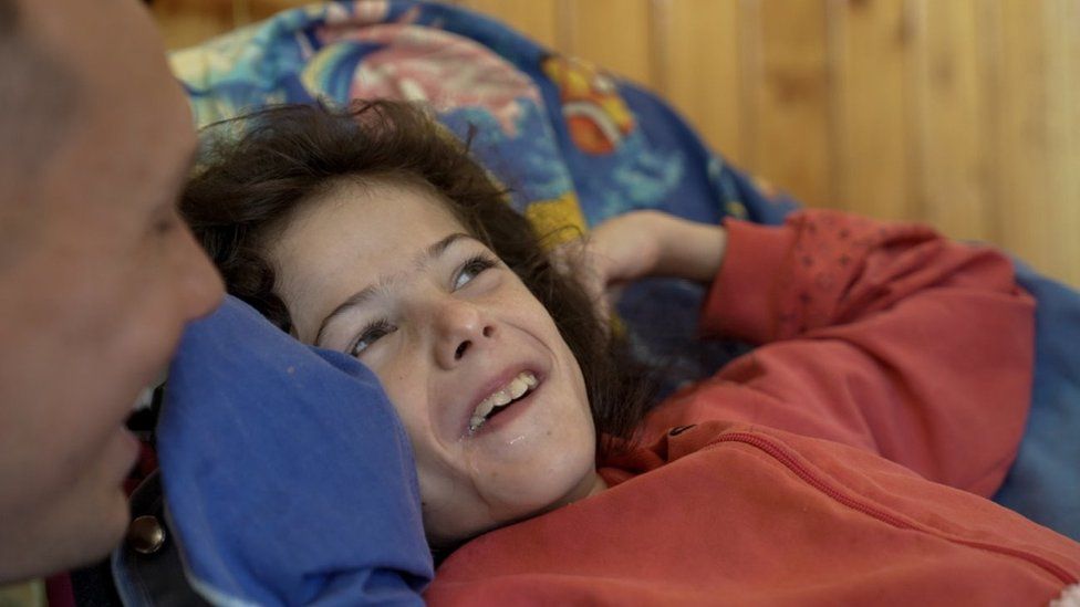 'Peidiwch â stopio cyfrannu i helpu pobl Wcráin' - BBC Cymru Fyw