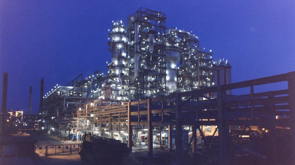 Stanlow oil refinery to build £360m carbon capture plant - BBC News