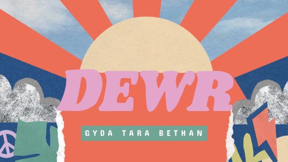 Y podlediadau gorau i fod yn gwmni i chi wrth fynd am dro - BBC Cymru Fyw