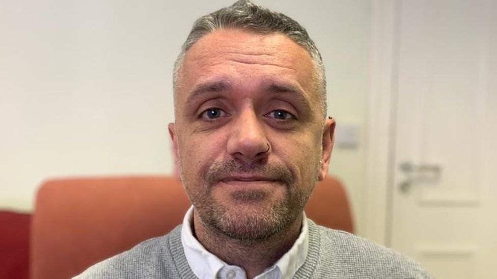 Gwasanaethau tai sy'n 'achub bywydau' mewn perygl - BBC Cymru Fyw