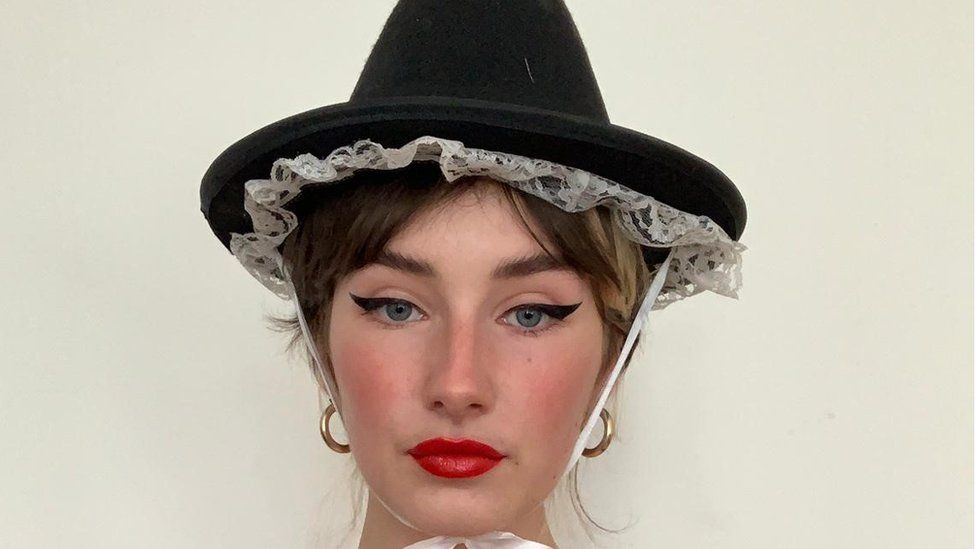 Mari Phillips: ‘Cymysgu’r traddodiadol gyda’r modern’ - BBC Cymru Fyw