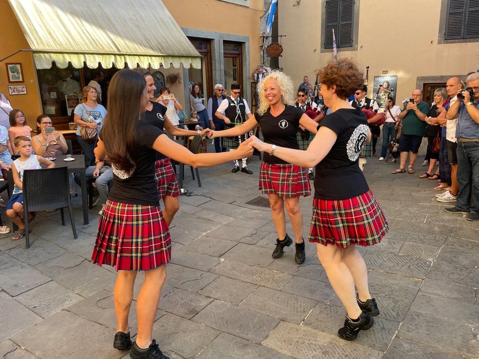 In pictures: Italian town Barga celebrates links with Scotland - BBC News