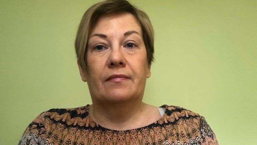 Covid in Scotland: Teacher worries as absences rise - BBC News
