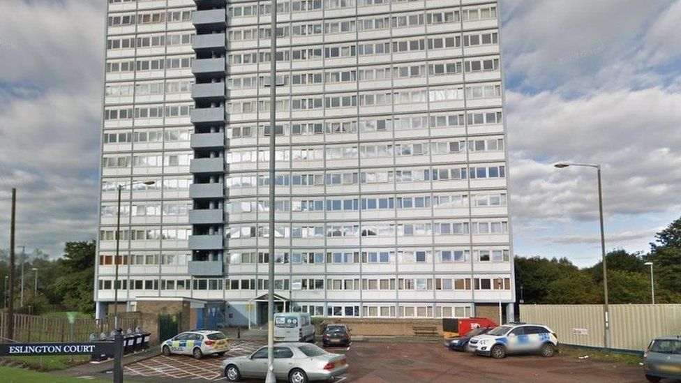 Man dies after suspected assault at Gateshead flat - BBC News