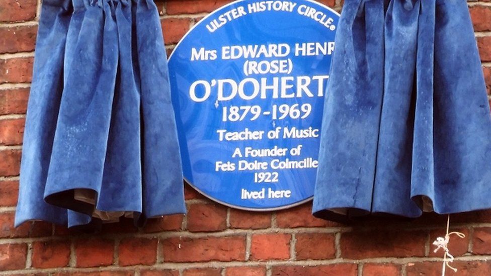 Blue plaque honour for Derry Féis founder - BBC News