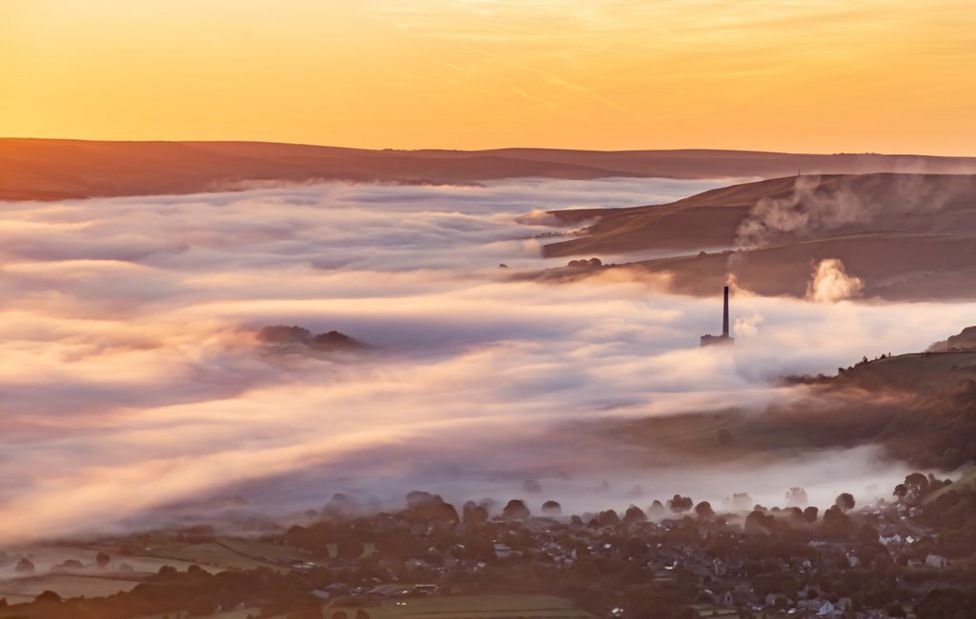 Peak District: 'Cloud inversions show nature's gentle side' - BBC News