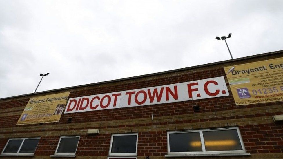 Didcot v Hereford game abandoned due to pitch invasion - BBC News