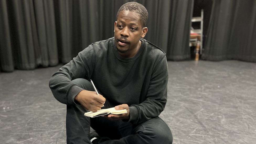 Trowbridge community theatre project bringing people together - BBC News