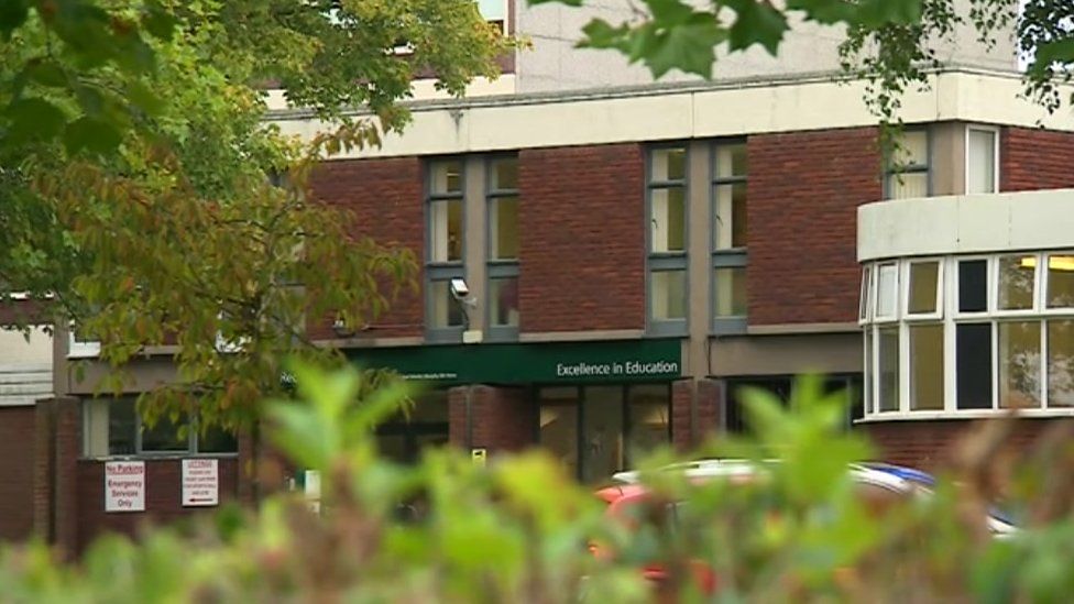 Coronavirus: Knowle Arden Academy closing for two weeks - BBC News