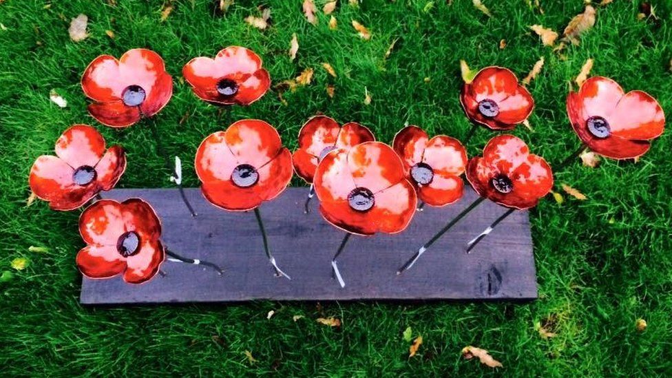 Lymington sculptor plans poignant Armistice Day poppy hunt - BBC News