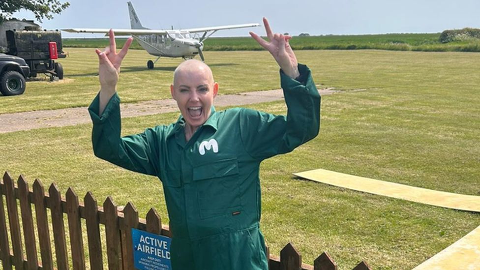 Jordan Sinnott: Terminally-ill mum parachutes in son's memory - BBC News