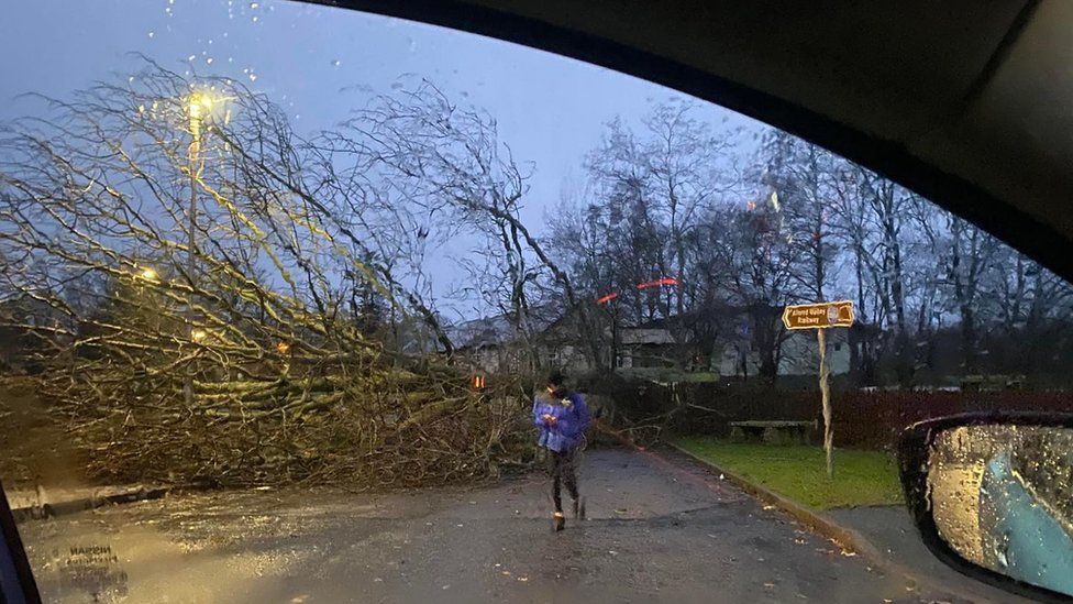 Storm Arwen: 80,000 homes in Scotland without power - BBC News