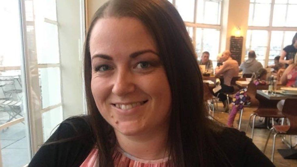 Haeddu seibiant? Beth am driniaeth harddwch cartref? - BBC Cymru Fyw