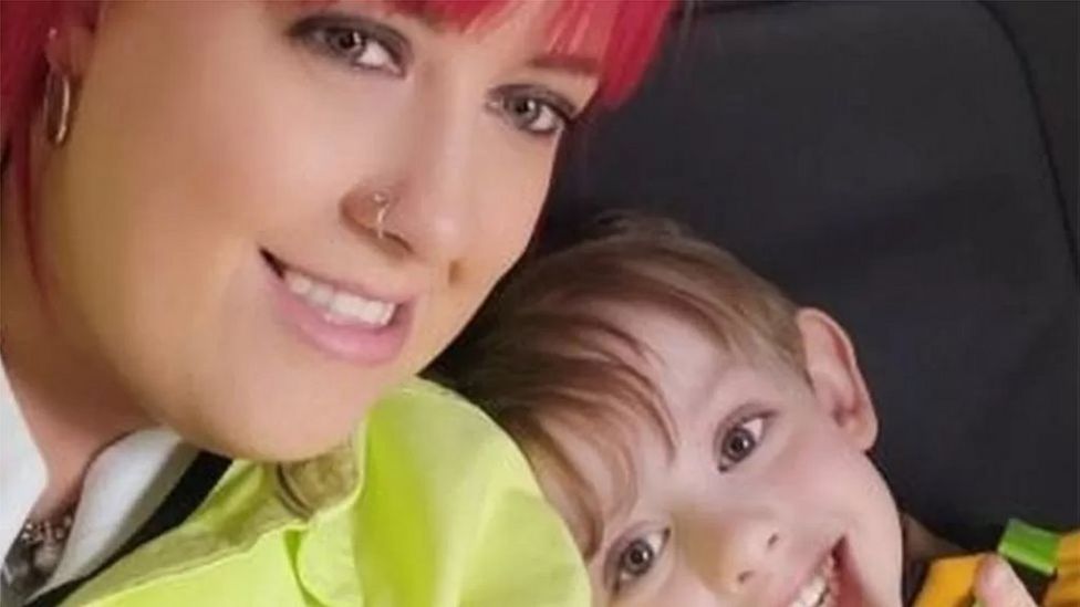 The 'Try-before-you-fly' airport scheme helping autistic children - BBC ...