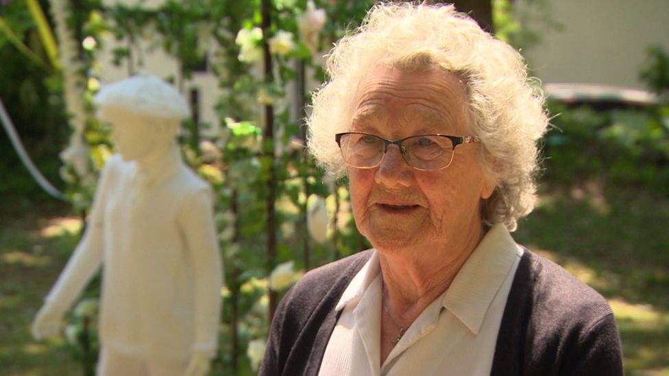 Marychurch remembers 45 victims of WW2 bombing - BBC News