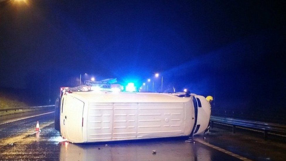 Van with bald tyres overturns on M6 near Leyland - BBC News