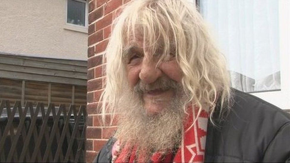 Man dubbed Gordon the Tramp dies aged 94 - BBC News