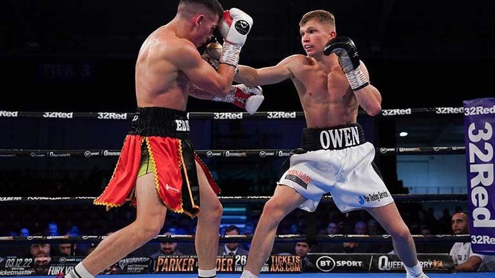 Coventry University boxer signs with Tyson Fury's promoter - BBC News