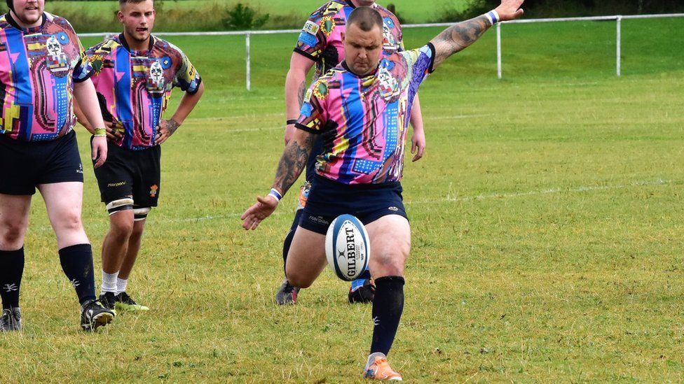 Fundraising for Redditch firefighter hurt playing rugby - BBC News