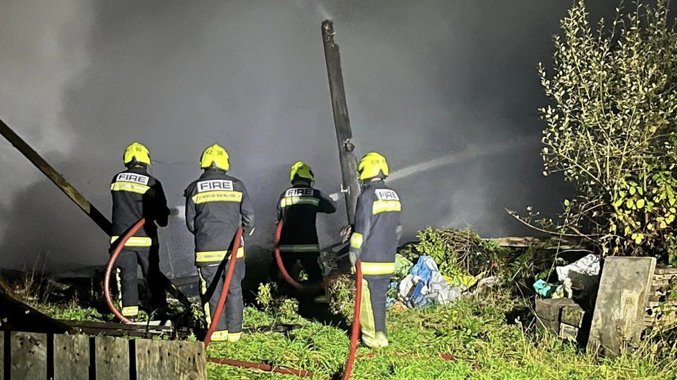 South Brent: Barn destroyed in late-night fire - BBC News