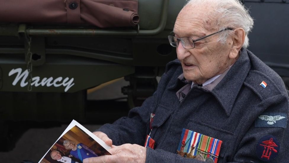 Greater Manchester veteran says D-Day was a 'doddle' - BBC News